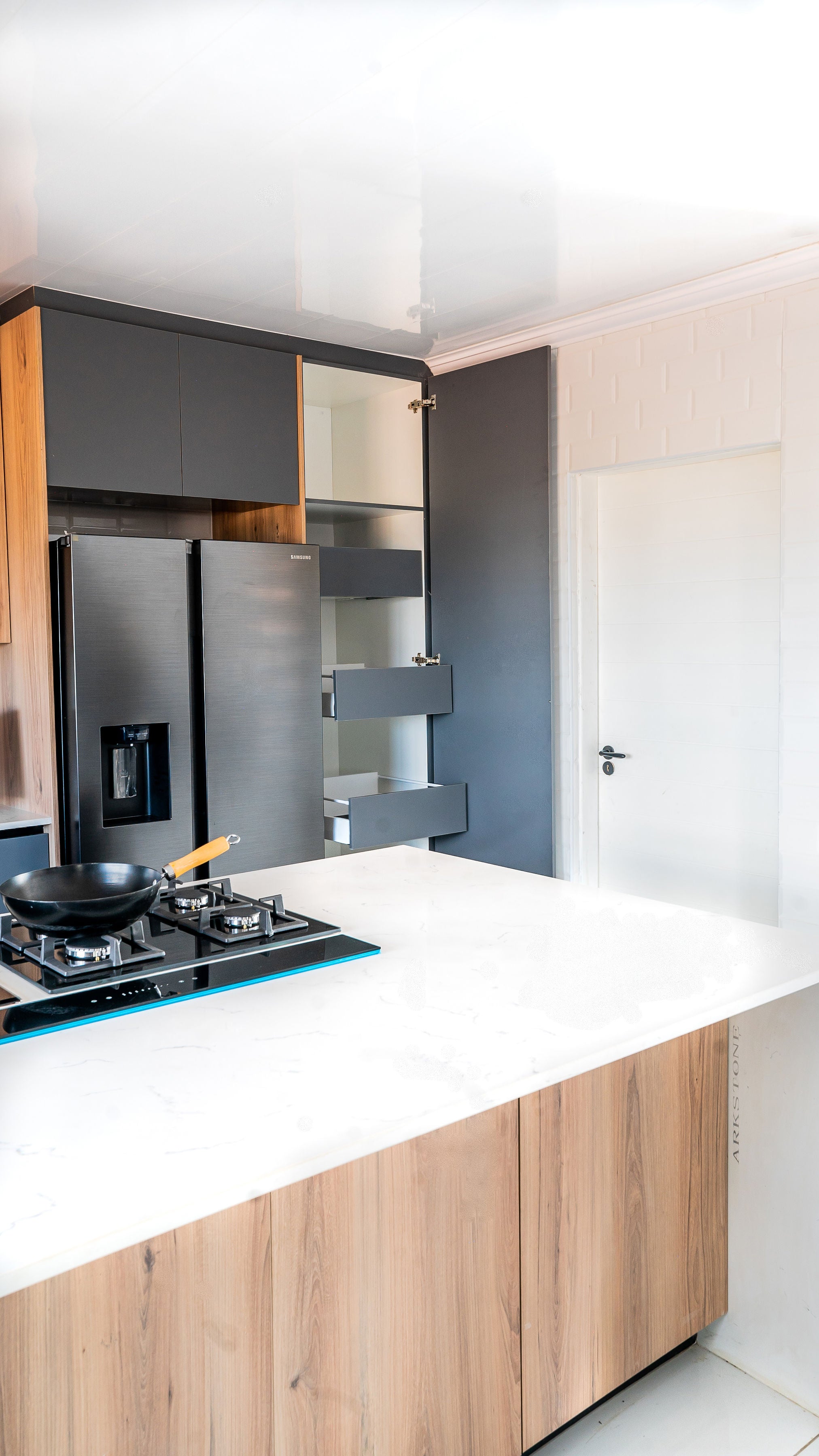 Kuruman Kitchen (Black & Wood) – Moremi Kitchens